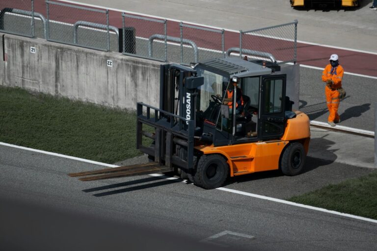 What is a Counterbalance Forklift? Definition, Types, and Uses ...